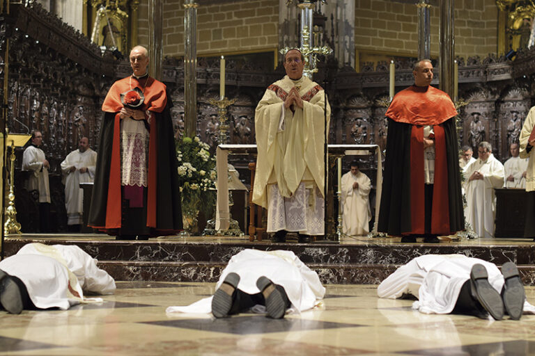 Ordenaciones En La Catedral De Pamplona Navarra