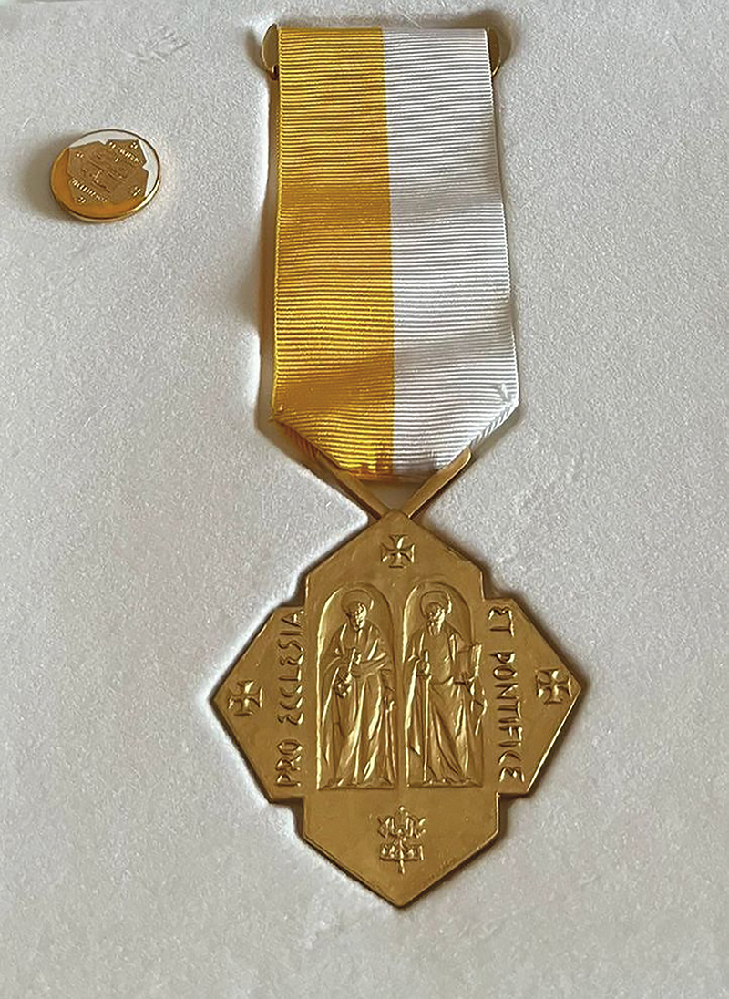 Los sacerdotes Jose Luis Sales y Aurelio Sagaseta reciben las medallas ...